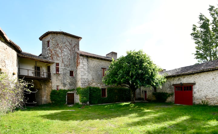 Gite Et Suites D'exception Au Château Des Ducs - Bellac