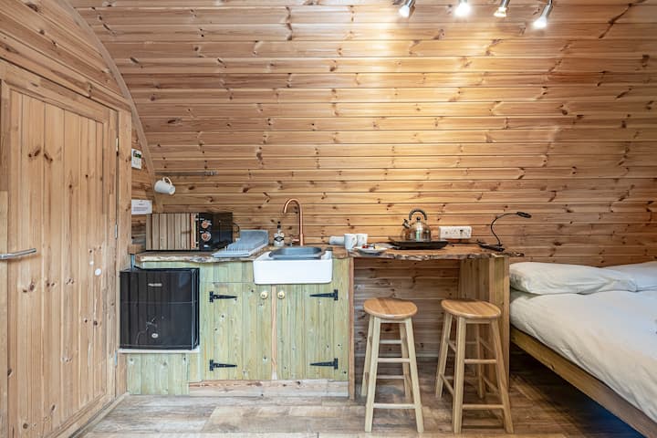Magical Forest Nest ** Hot Tub ** Pet Friendly - North Wales