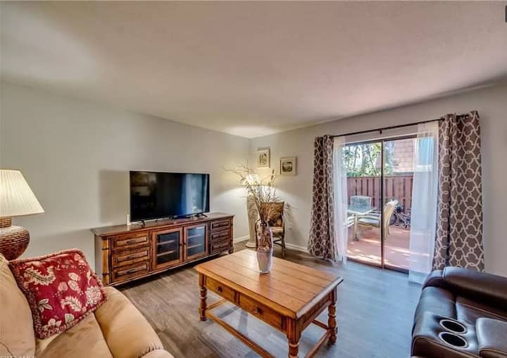 Bright And Spacious Townhouse With Pool - Fort Myers, FL