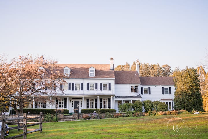 Charming Manor - Resort Backyard - Pool & Jacuzzi - Oyster Bay, NY