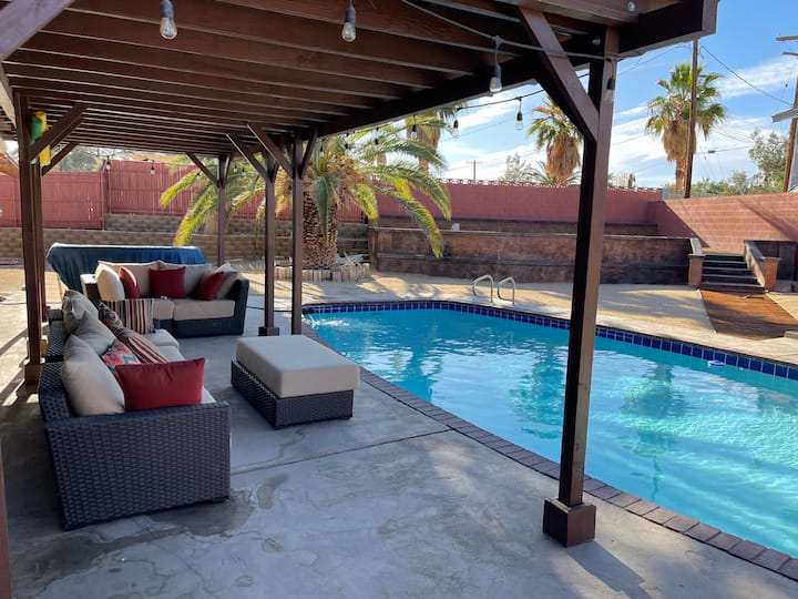 4br Vegas Getaway | Quiet Area  Minutes To Strip - Las Vegas Strip, NV