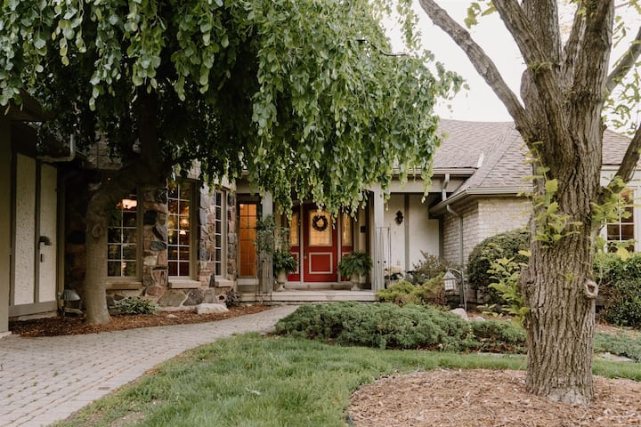 Luxurious Lakeside Home With Hot Tub & Games Room - Lakeshore