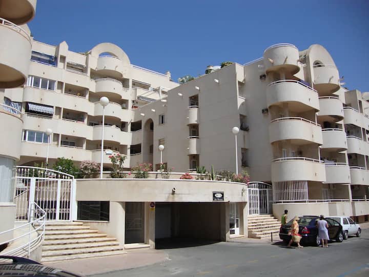 Fantástico Apartamento Con Piscina En Urbanización - Garrucha