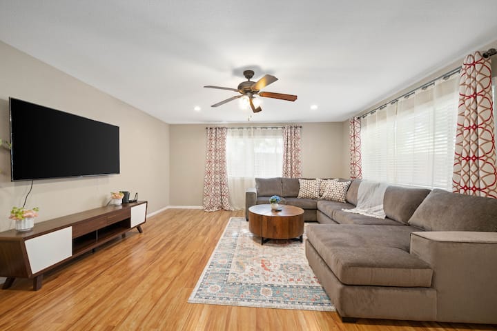 Cozy Home With Pool Table - Elk Grove