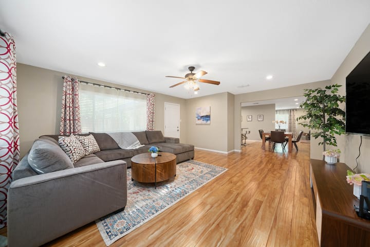 Cozy Home With Pool Table - Elk Grove