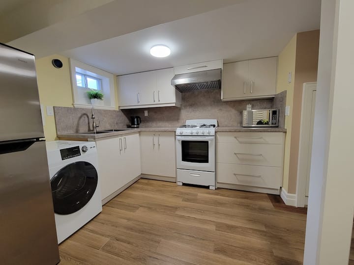 Downtown Stylist Studio Basement Apartment - Toronto