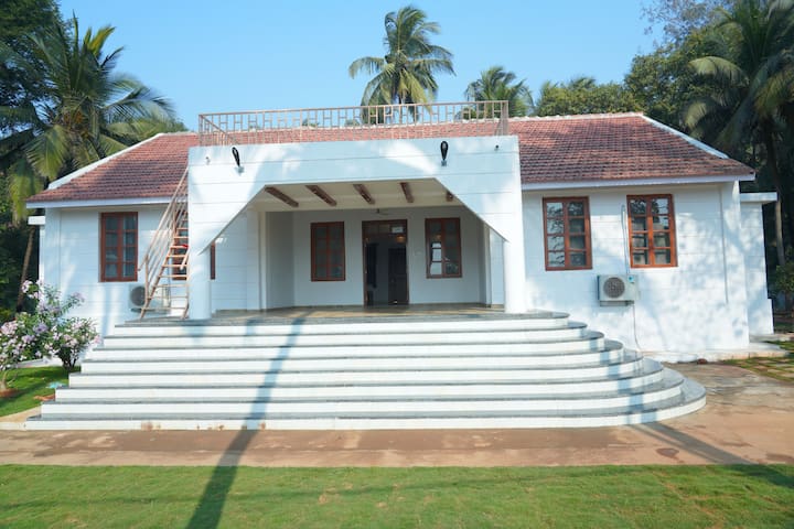 Beachfront 6-bedrooms Pool & Garden -Pearlvilla - Dahanu