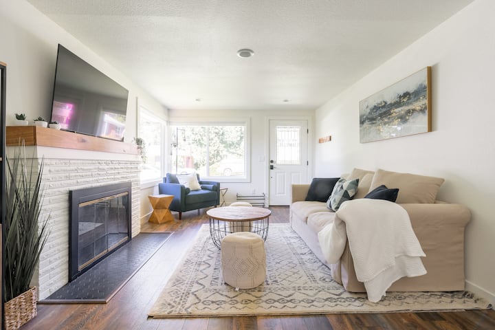 Stylish 2-bdrm Home, Blocks To Shops, Light Rail - Maple Leaf - Seattle