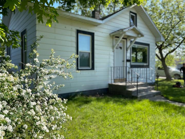 Charming Home With A Lot Of Natural Light - Niagara, WI