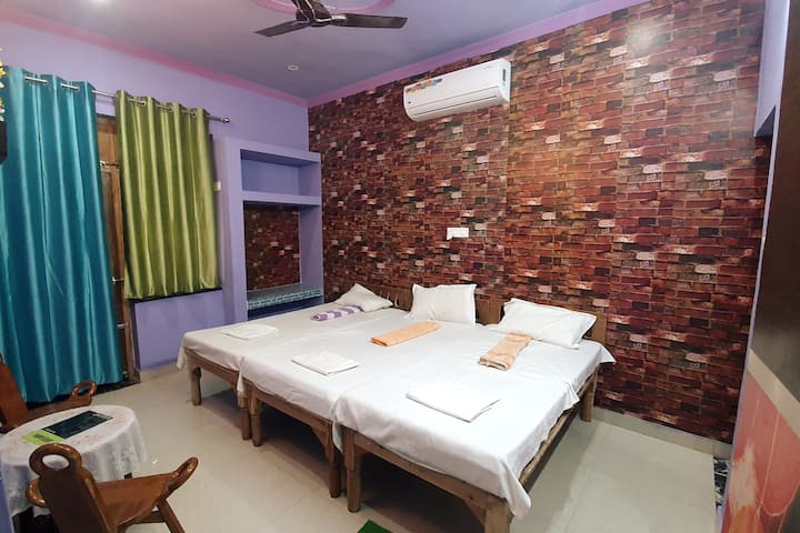 Room With Balcony Near Taj @ Anukampa Guest House - Agra