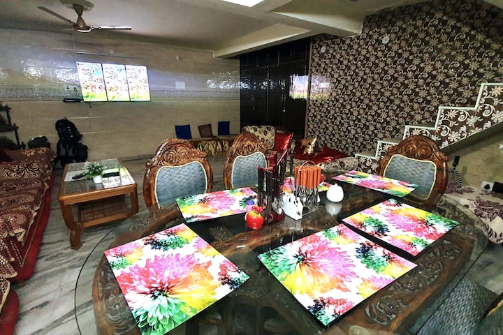 Room With Balcony Near Taj @ Anukampa Guest House - Agra