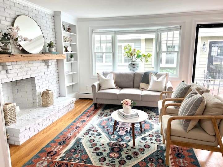Bright & Updated Townhome Near Waterfront, Town - Salem, MA