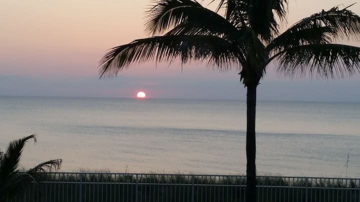 Tropical Paradise Beach Condo - Pool & Restaurant - Jensen Beach, FL