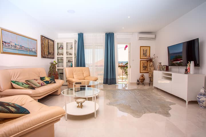 Last Minute Villa With Heated Pool & Hot Tub - Seget Vranjica