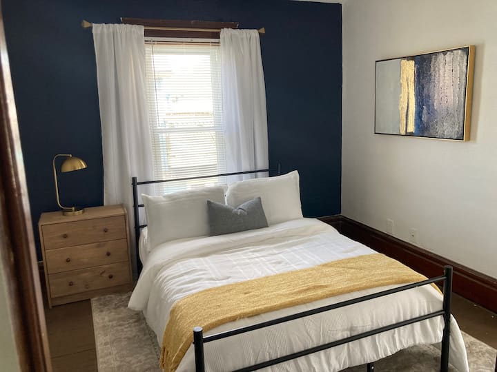 Rm5 - Private Bedroom And Office (Blue) - Akron, OH