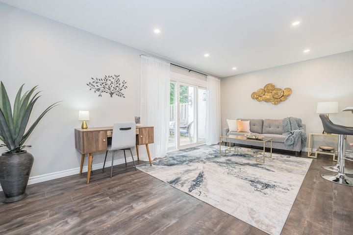 Executive Townhouse In Central Waterloo - St. Jacobs