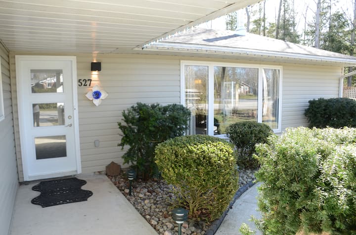 **New**   Point Clark Beach Home - Walk To Beach! - Kincardine