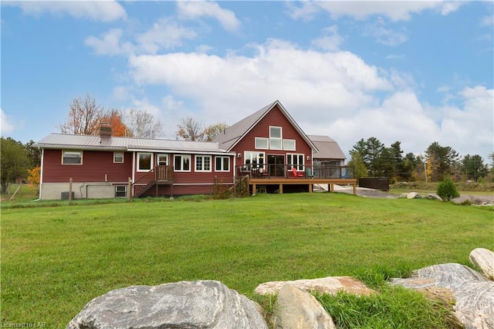 Spacious Muskoka 6 Bedroom Forest Getaway - Gravenhurst
