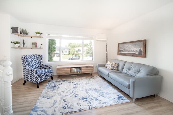 Bright & Convenient B/w 2 Parks - Steinbach, MB, Canada