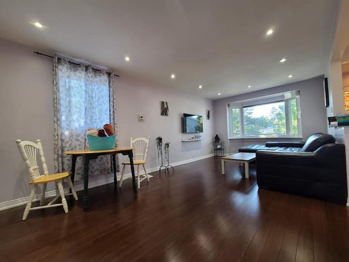 Charming 3 Bedroom Home In The City W Free Parking - Toronto, ON