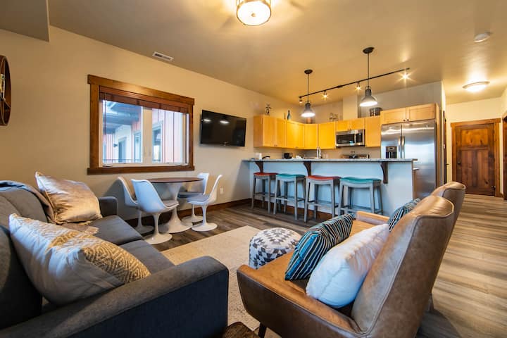 Beautiful 3-bed/2-bath Condo Looking Into Glacier! - Columbia Falls, MT