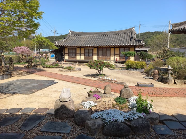 경주 남산 화가가 운영(야선미술관)하는 순수전통한옥민박(하루 한팀,독채) - 경주시