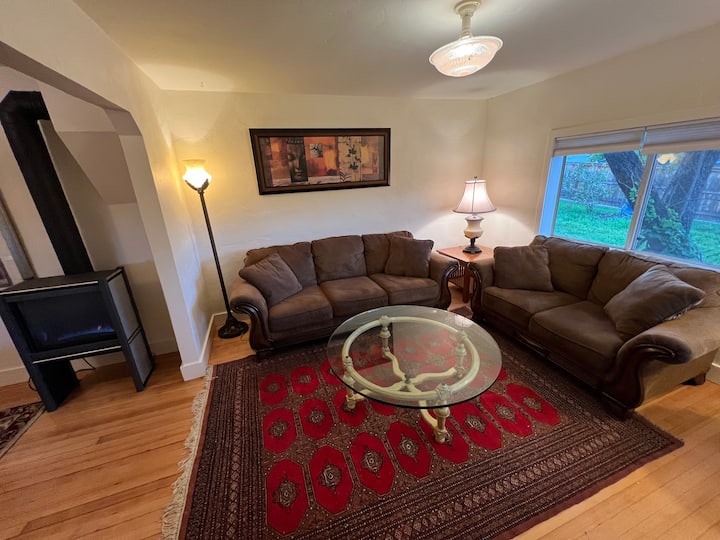 Adorable Two Story Historic Ashland Cottage - Ashland, OR