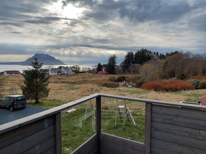 Stort Hus Med Hage Og Utsikt - Ålesund