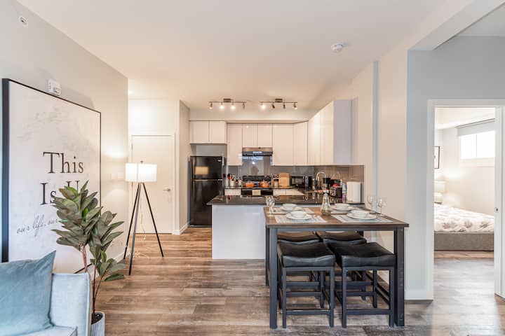 *This Is Us!*with A/c 2beds Luxury Condo In Uofa - Edmonton, Canada