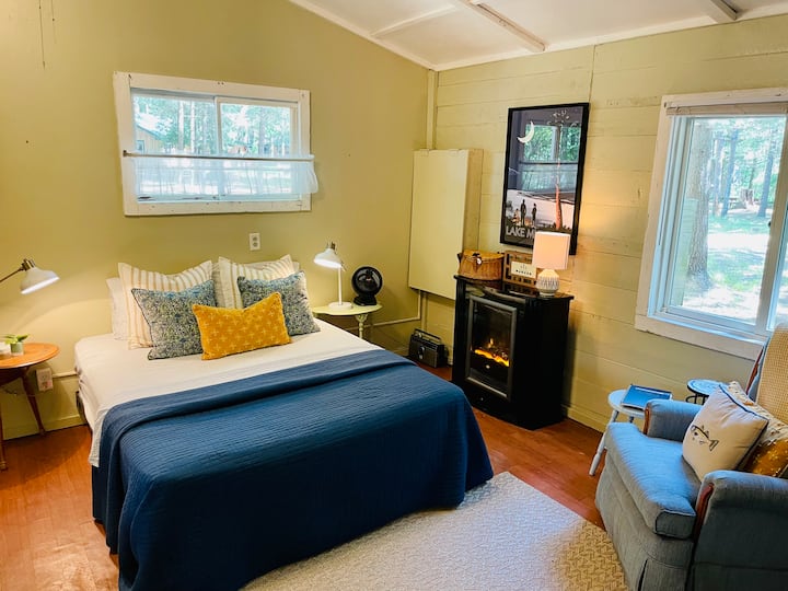 Cabin 5: Spacious Studio Cabin With Rustic Charm - Irons, MI