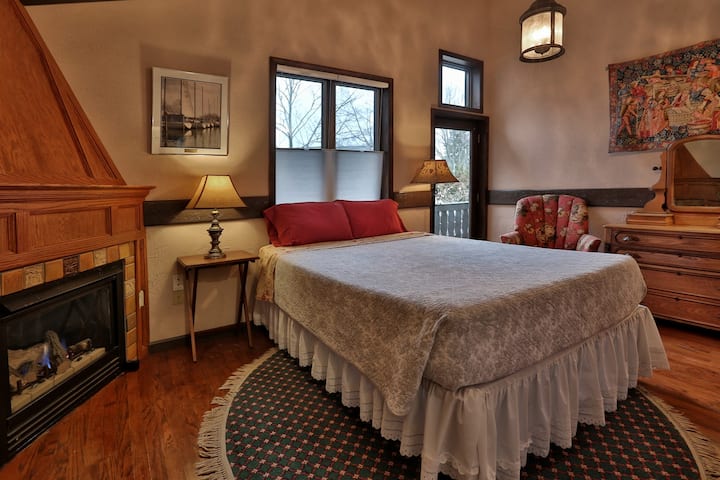 Encanto Room In Stone Chalet Bed And Breakfast. - Ann Arbor, MI