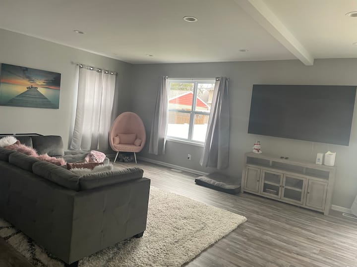 Cheerful 3 Bedroom Home With Deck And Fenced Yard - ファーミントン・ヒルズ, MI
