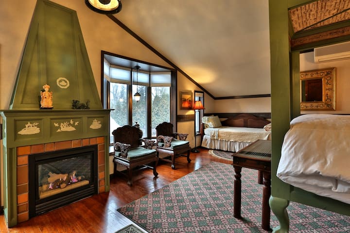 Huntsman Room In Stone Chalet Bed & Breakfast Inn - Ann Arbor, MI