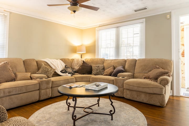 Canton Street Cottage At Salon De La Vie! - Roswell, GA