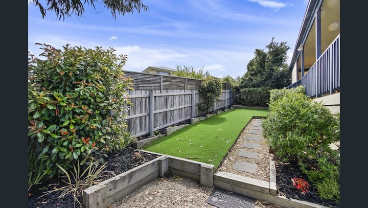 3 Bedroom House With Wraparound Deck, Ocean Views - Lakes Entrance