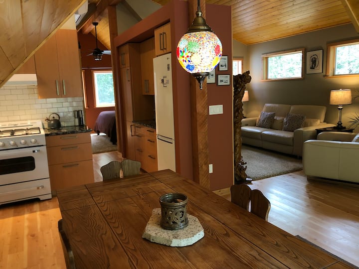 Luxury Carriage Loft On A Quiet Acreage - Quadra Island