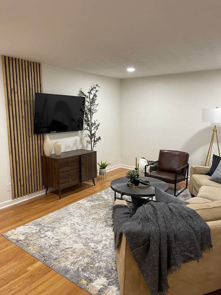 Mid-century Modern Home 5 Mins To Chief Kingdom! - Independence, MO