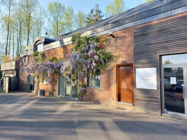 L'atelier.
4 à 6 Personnes 
Parking Gratuit - La Louvière