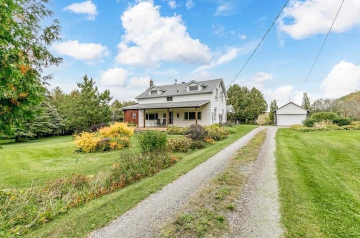 Farmhouse In Caledon - Caledon, ON, Canada