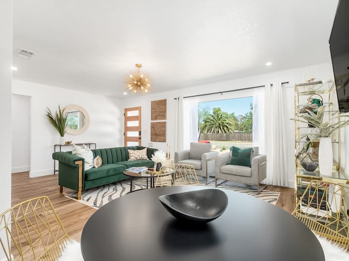 Ava's Old Town Abode -*Remodeled* Poolside Retreat - クローヴィス, CA