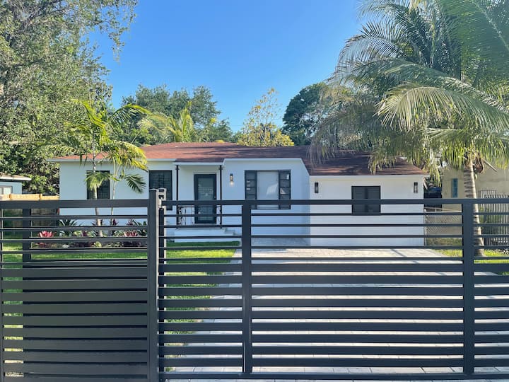Spectacular Hot Miami Home Minutes From Hotspots - Miami, FL