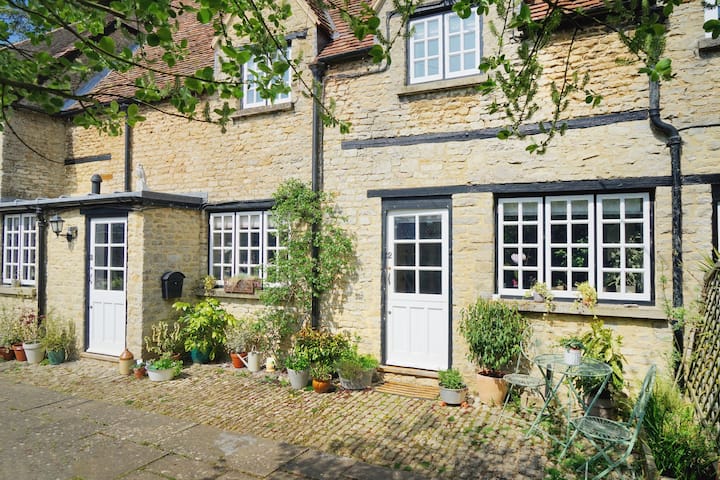 Stylish Cotswold Cottage With Two Front Doors! - Bicester