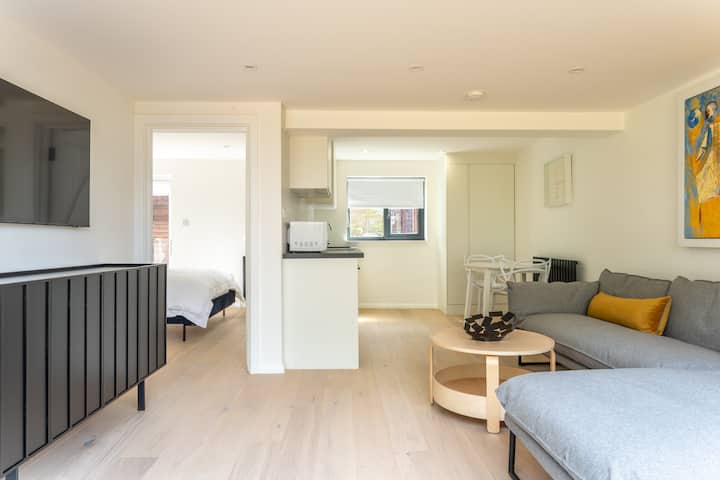 Modern Self Contained One Bedroom With Garden - Hertfordshire