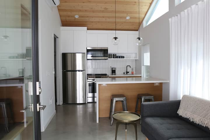 One Bedroom Guesthouse - Walk To Beach - Hermosa Beach, CA