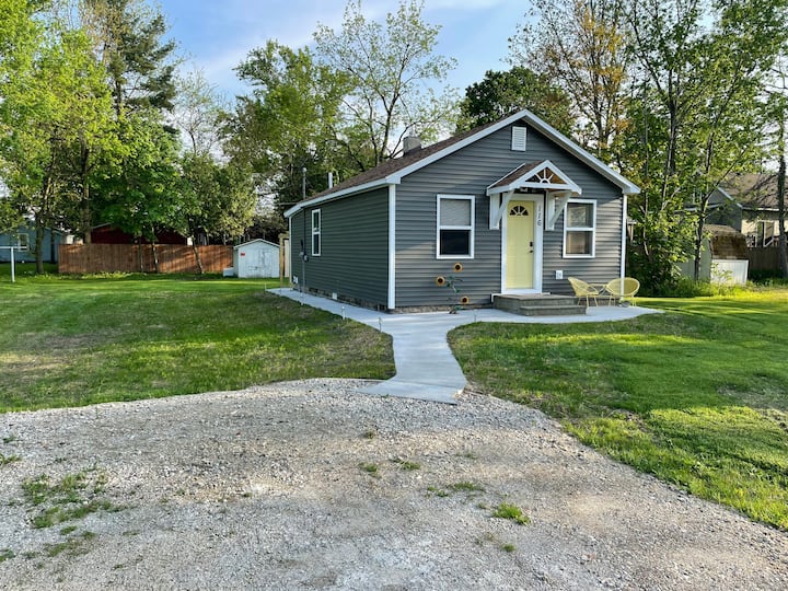 Freshly Renovated 1940s "Sunshine Park Cottage" - Fennville, MI