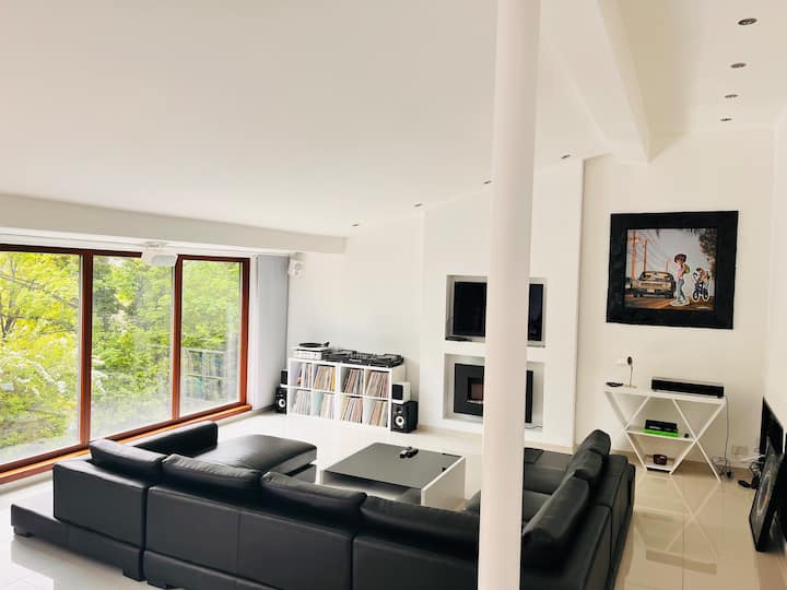 Large, Modern 4 Bedroom Home In The Surrey Hills - ゴダルマイニング