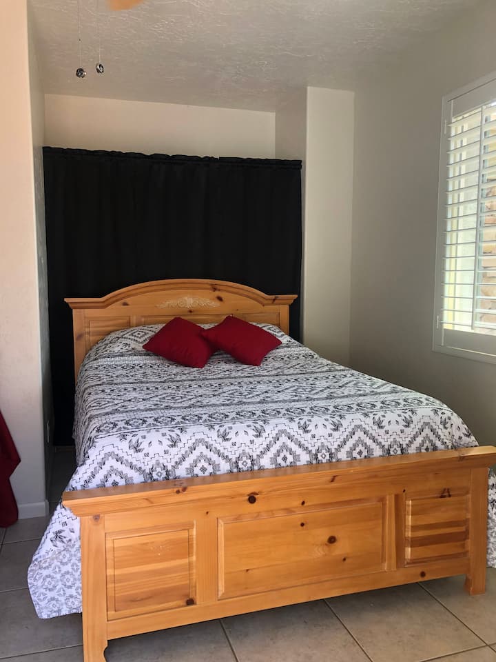 Cute, Cozy Private Bedroom With Private Half Bath. - St. George, UT