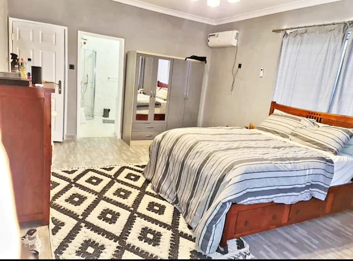 Lovely 1- Double Bedroom With Bathroom - Sierra Leone