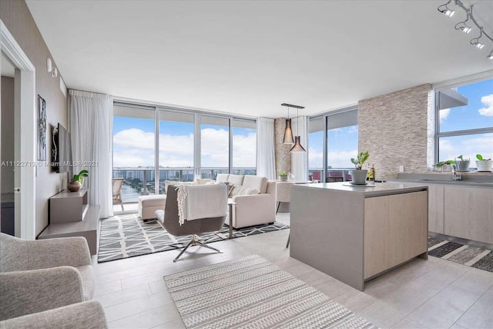 Luxury 34th Fl Apt In Resort W/intracoastal Views - Aventura, FL
