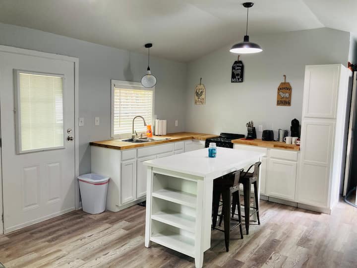 Cheerful One Bedroom Remodeled Tiny Home! - Mississippi